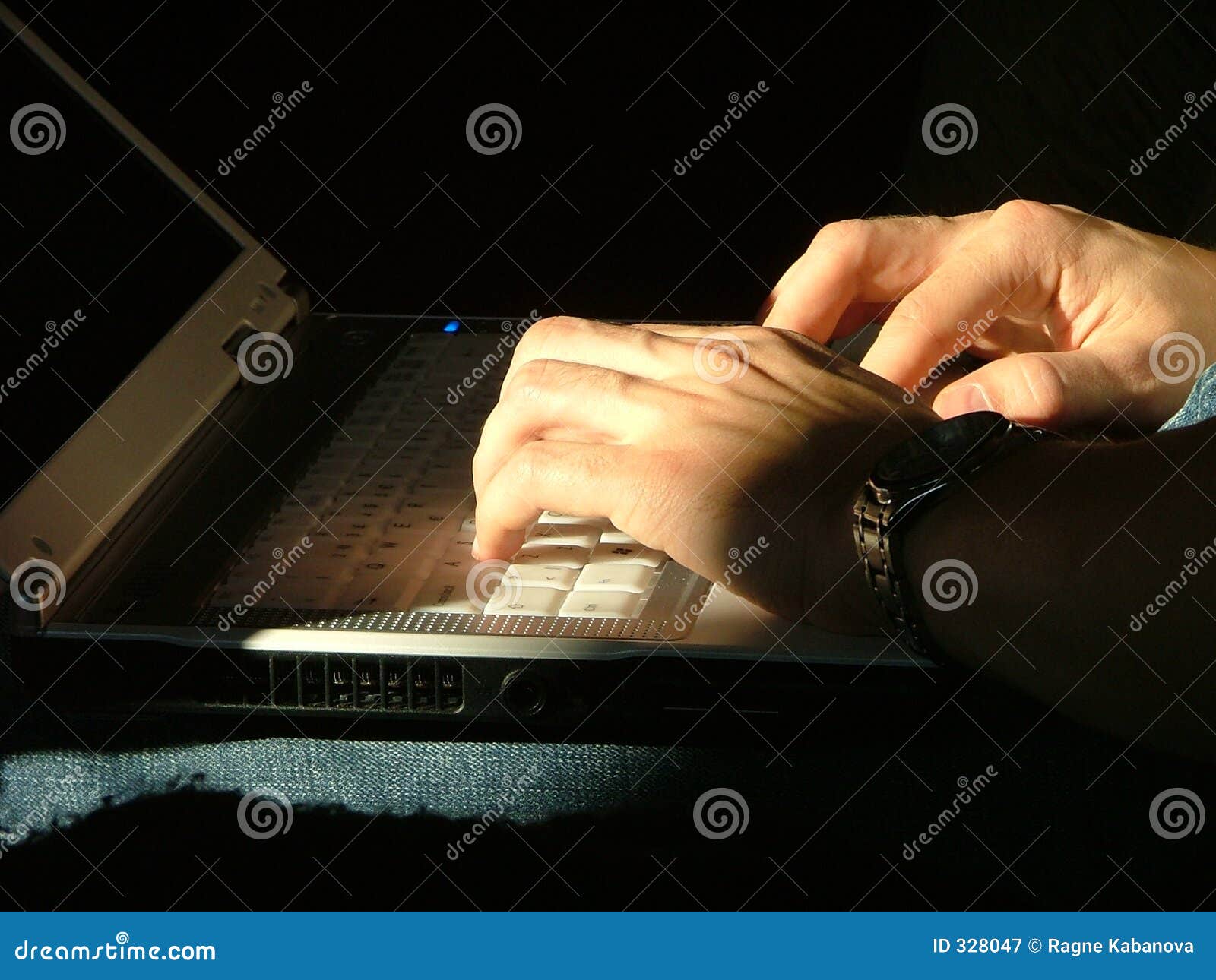 Digitare della persona immagine stock. Immagine di spina - 328047