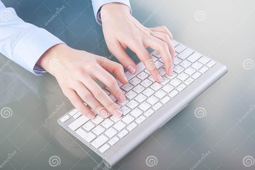 Digitare della tastiera immagine stock. Immagine di tastiera - 23793415