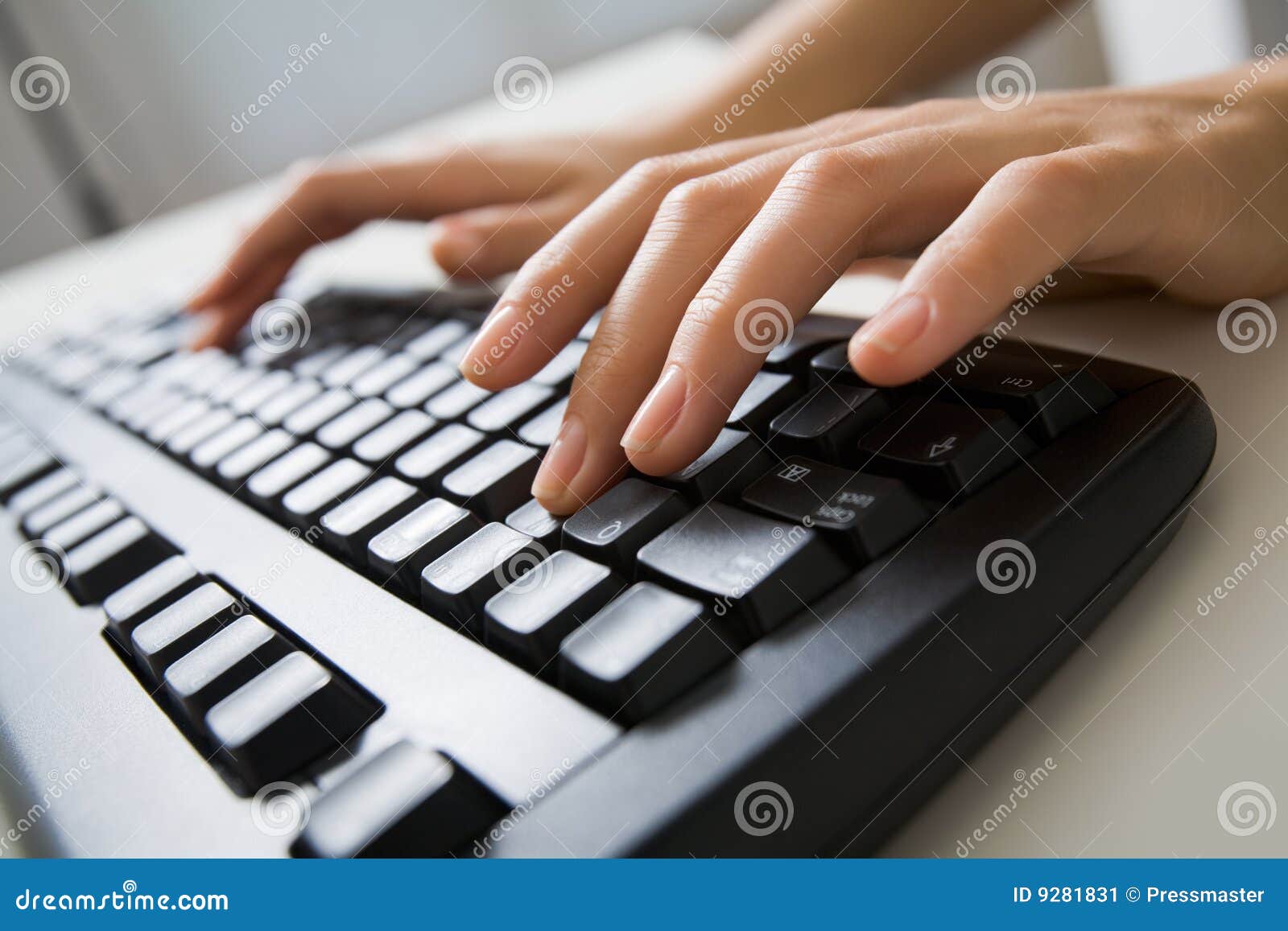 Digitare delle mani immagine stock. Immagine di cifre - 9281831