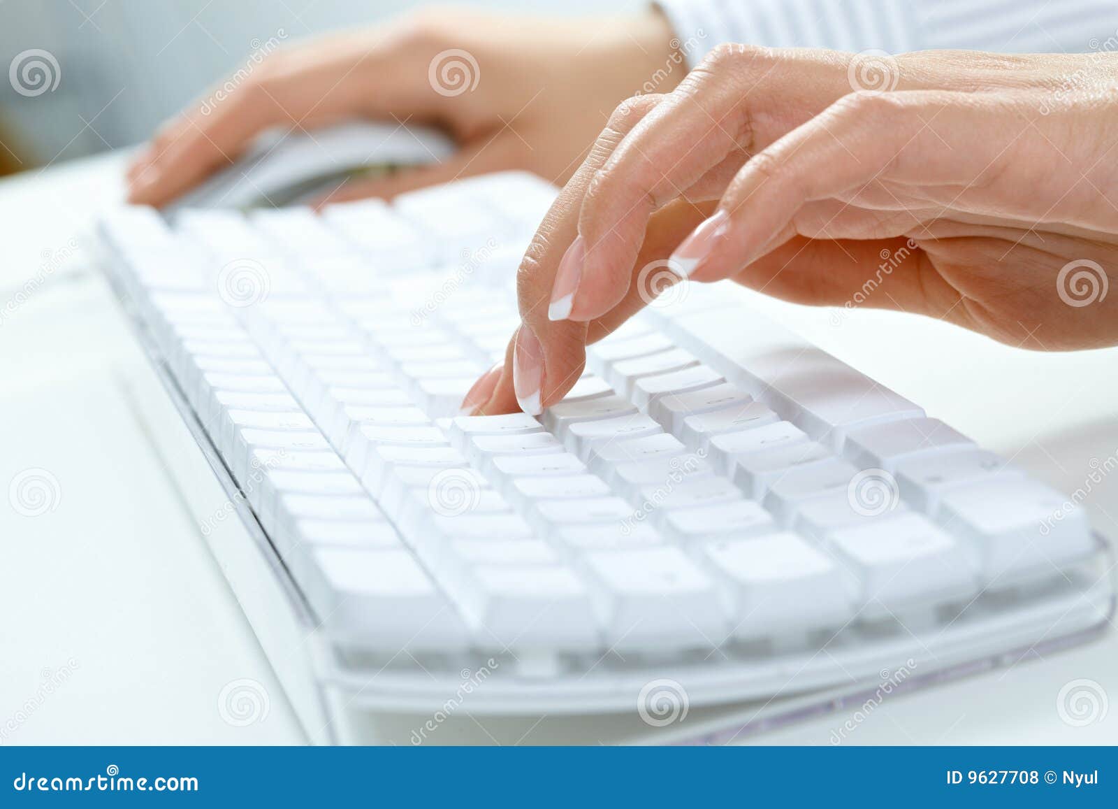 Digitare Femminile Della Mano Fotografia Stock - Immagine di nana ...