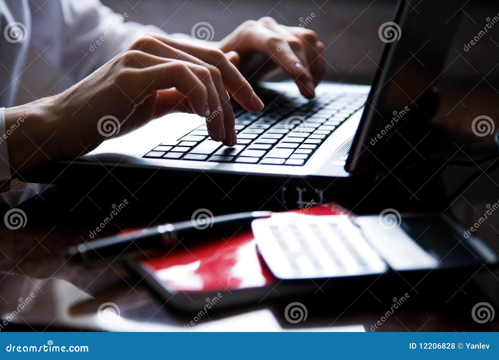 Digitare Femminile Delle Mani Fotografia Stock - Immagine di tabella ...