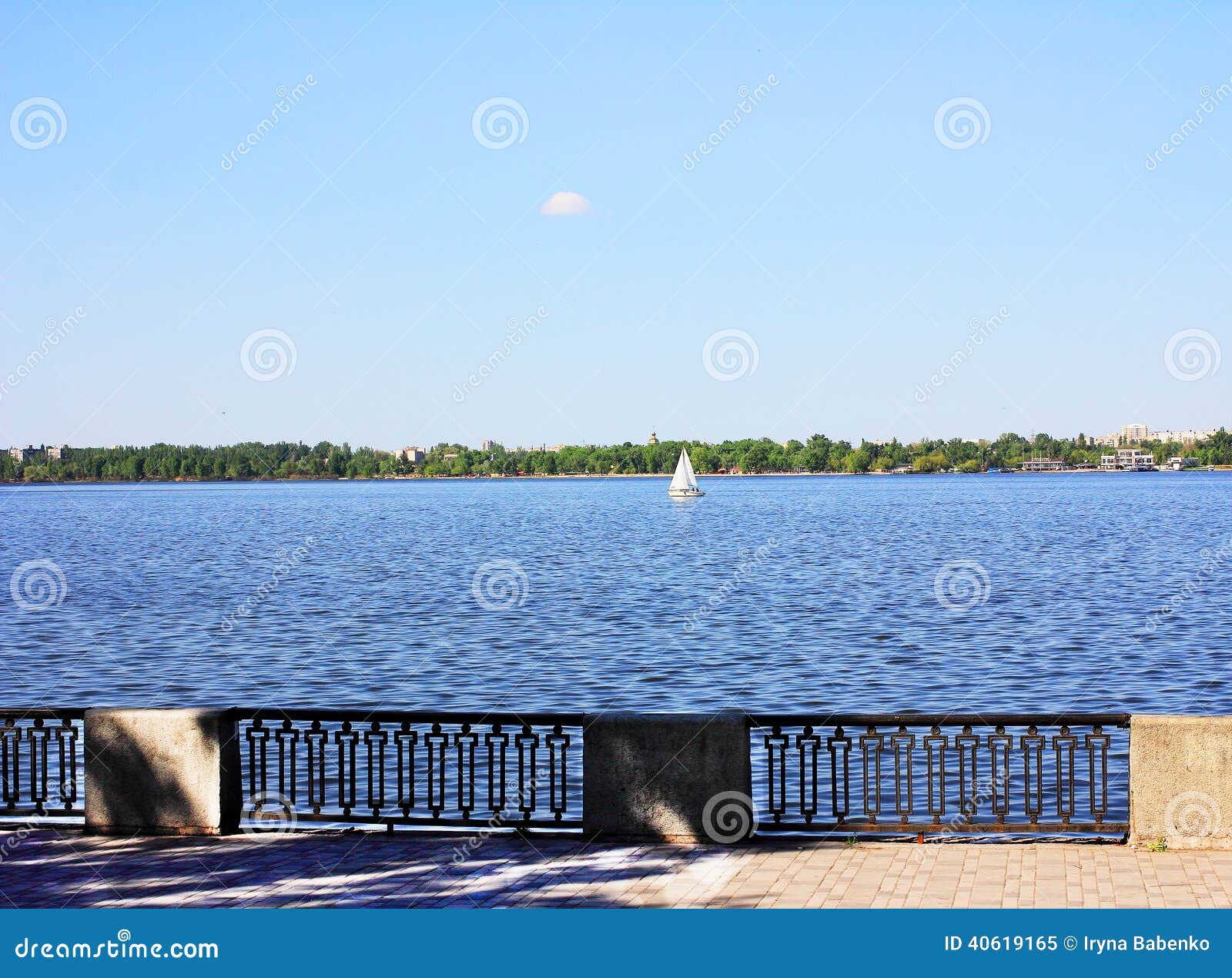 Dijk Van De Rivier En Het Varen-schip Op De Rivier Stock Afbeelding ...