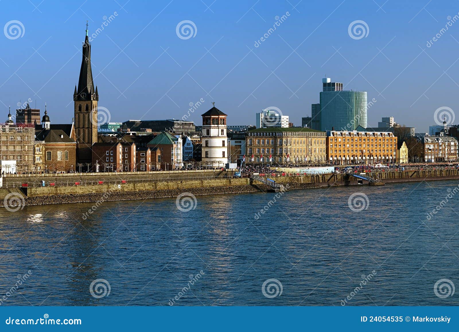 Dijk Van De Rivier Van Rijn in Dusseldorf Stock Afbeelding - Image of ...