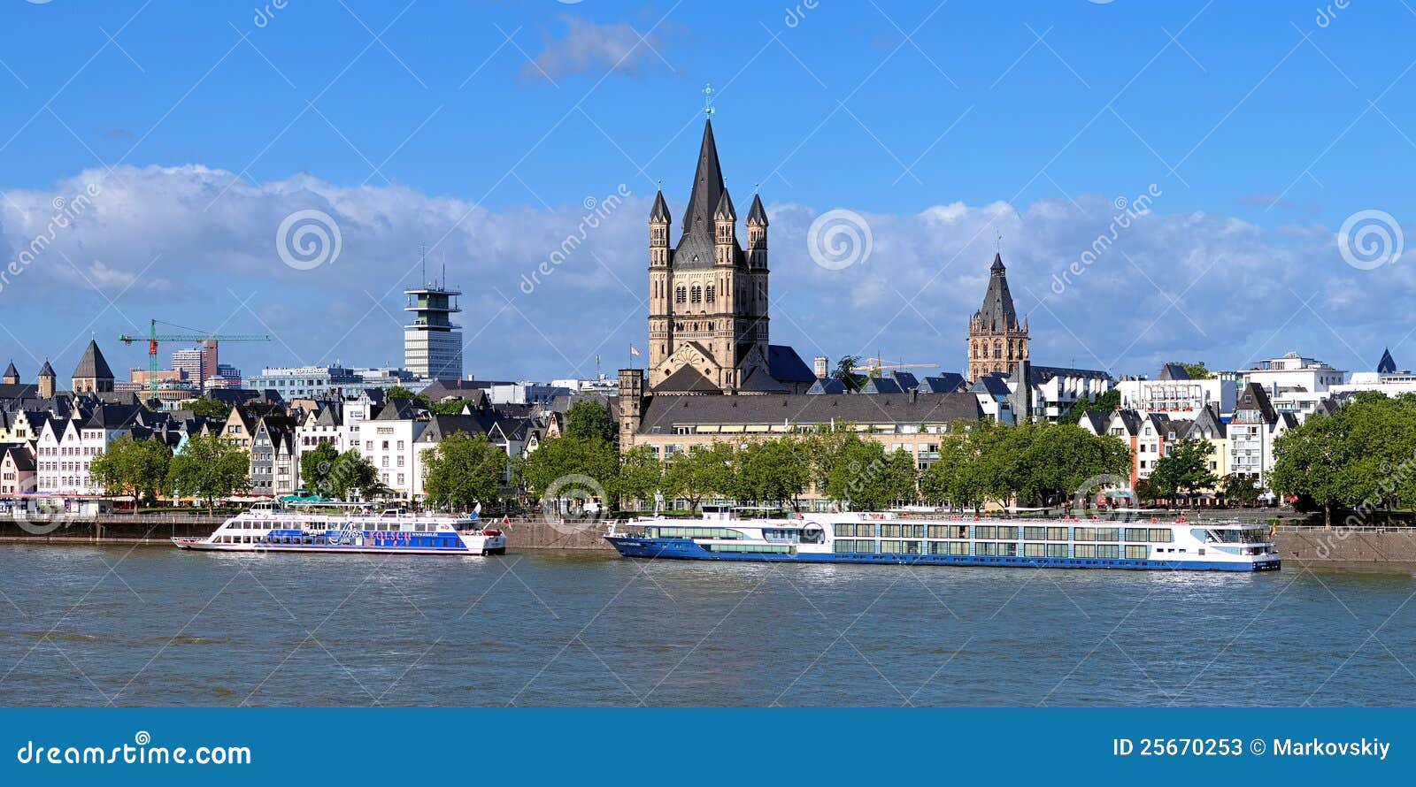 Dijk Van De Rivier Van Rijn in Keulen, Duitsland Redactionele Stock ...