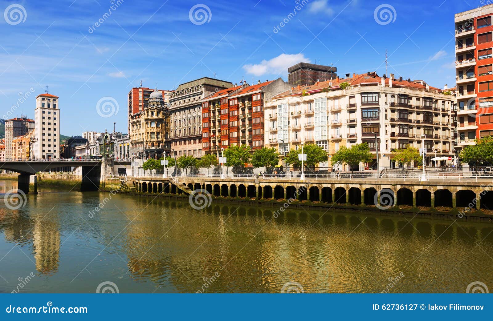 Dijk Van Ibaizabal-rivier Bilbao, Spanje Stock Afbeelding - Image of ...