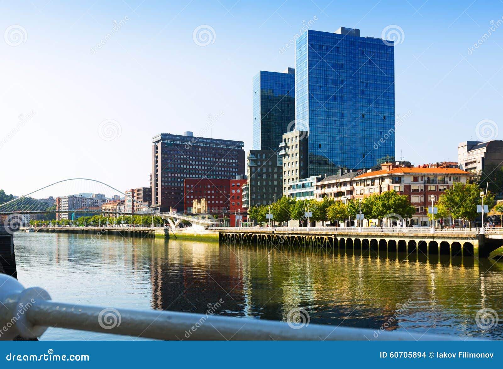 Dijk Van Rivier Bilbao, Spanje Stock Foto - Image of dijk, waterkant ...