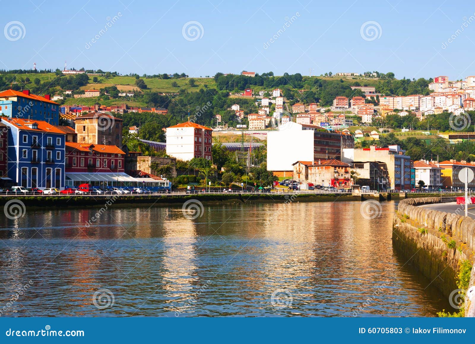 Dijk Van Rivier En Woonhuizen Bilbao Stock Afbeelding - Image of bilbao ...