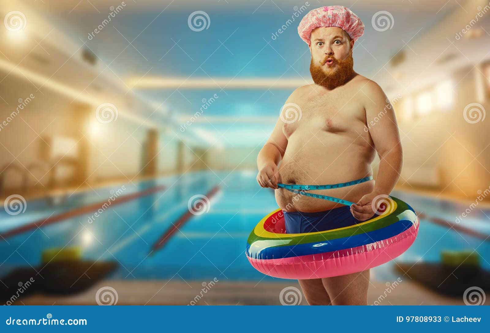 Dikke Grappige Mens in De Opblaasbare Cirkel in De Pool Stock ...