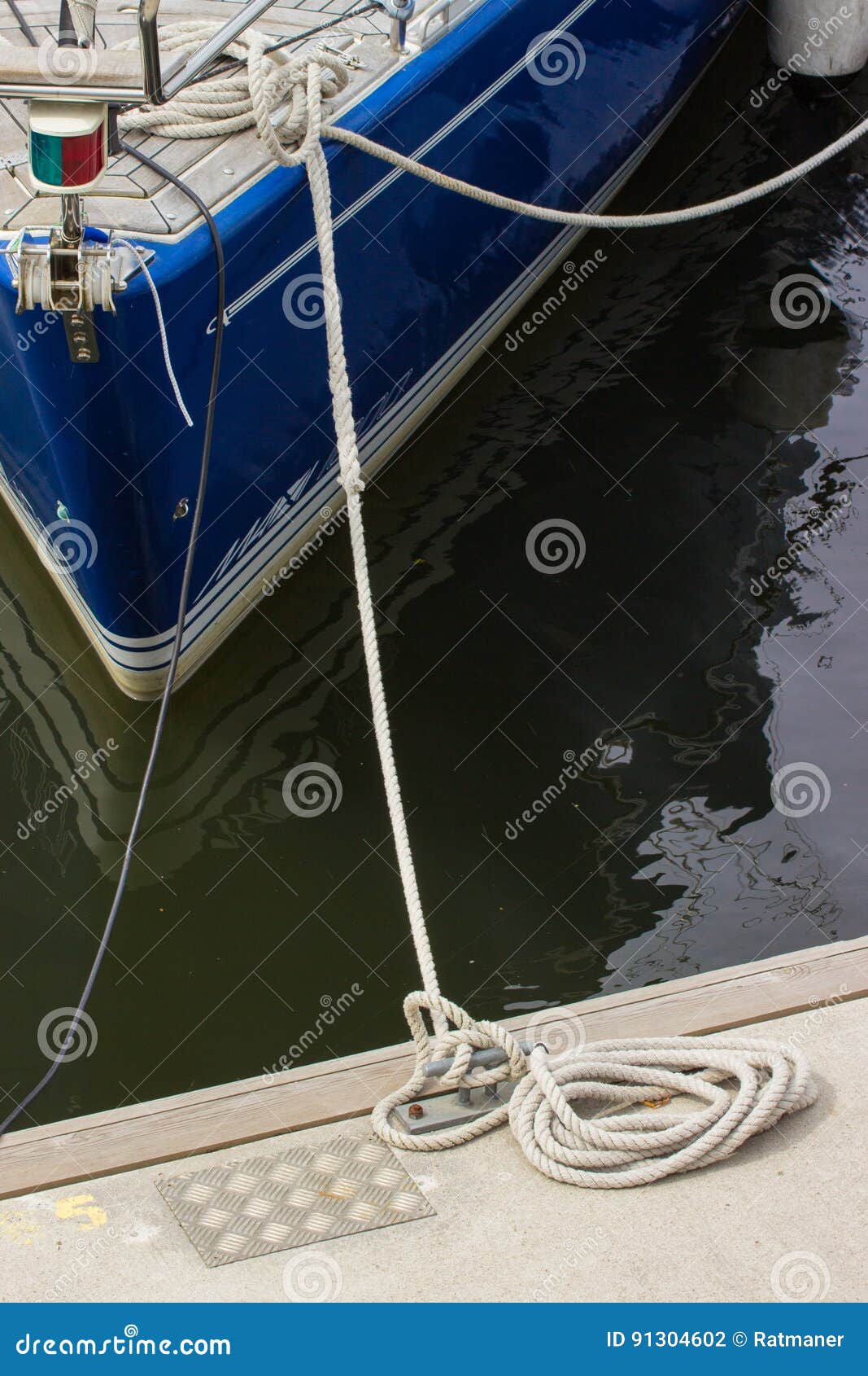 Dikke Kabel Op Zeilboot En Dek Van Jacht Stock Foto - Image of ...