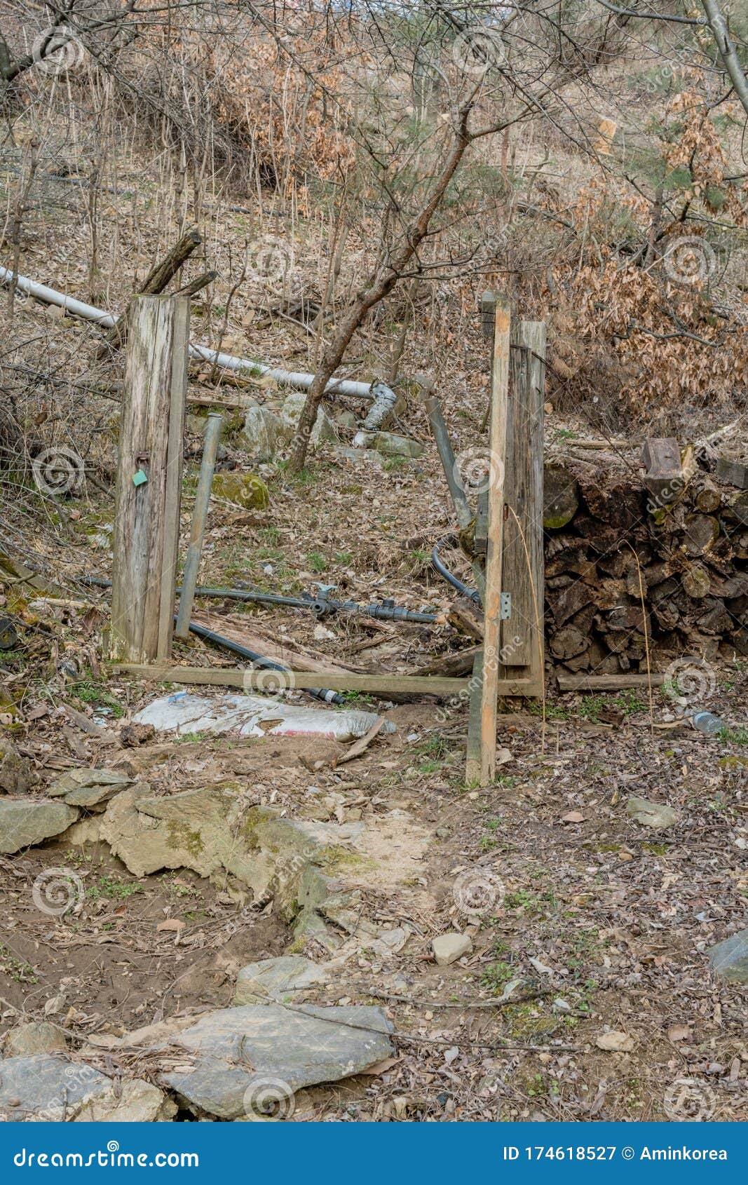 Dilapidated Old Wooden Gate Stock Image - Image of korea, open: 174618527