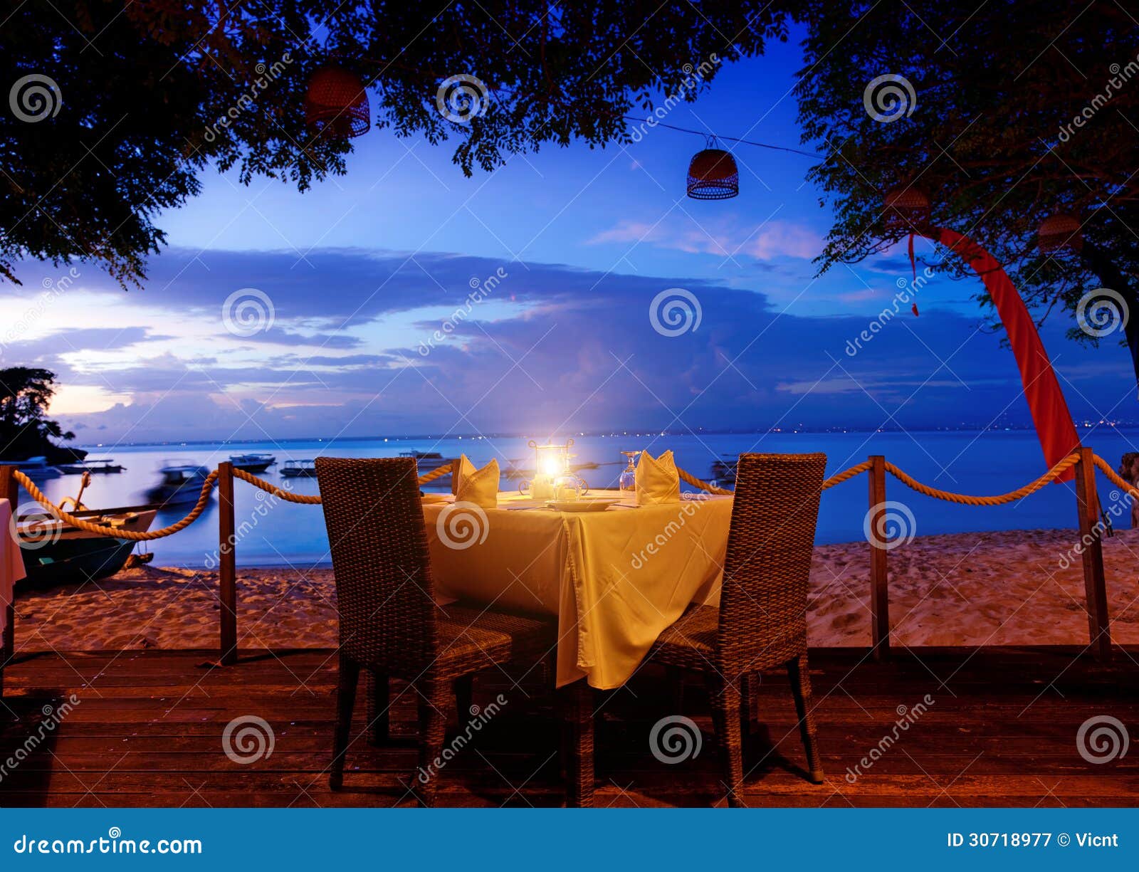 Diner op zonsondergang stock afbeelding. Image of avond - 30718977