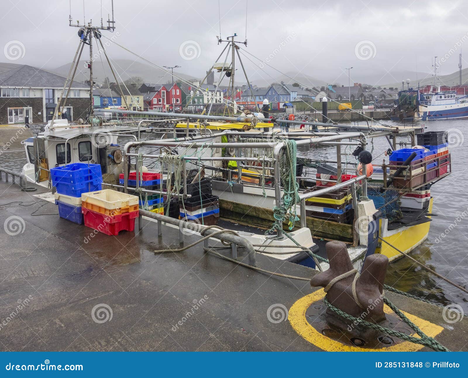 Dingle Harbour editorial stock photo. Image of water - 285131848