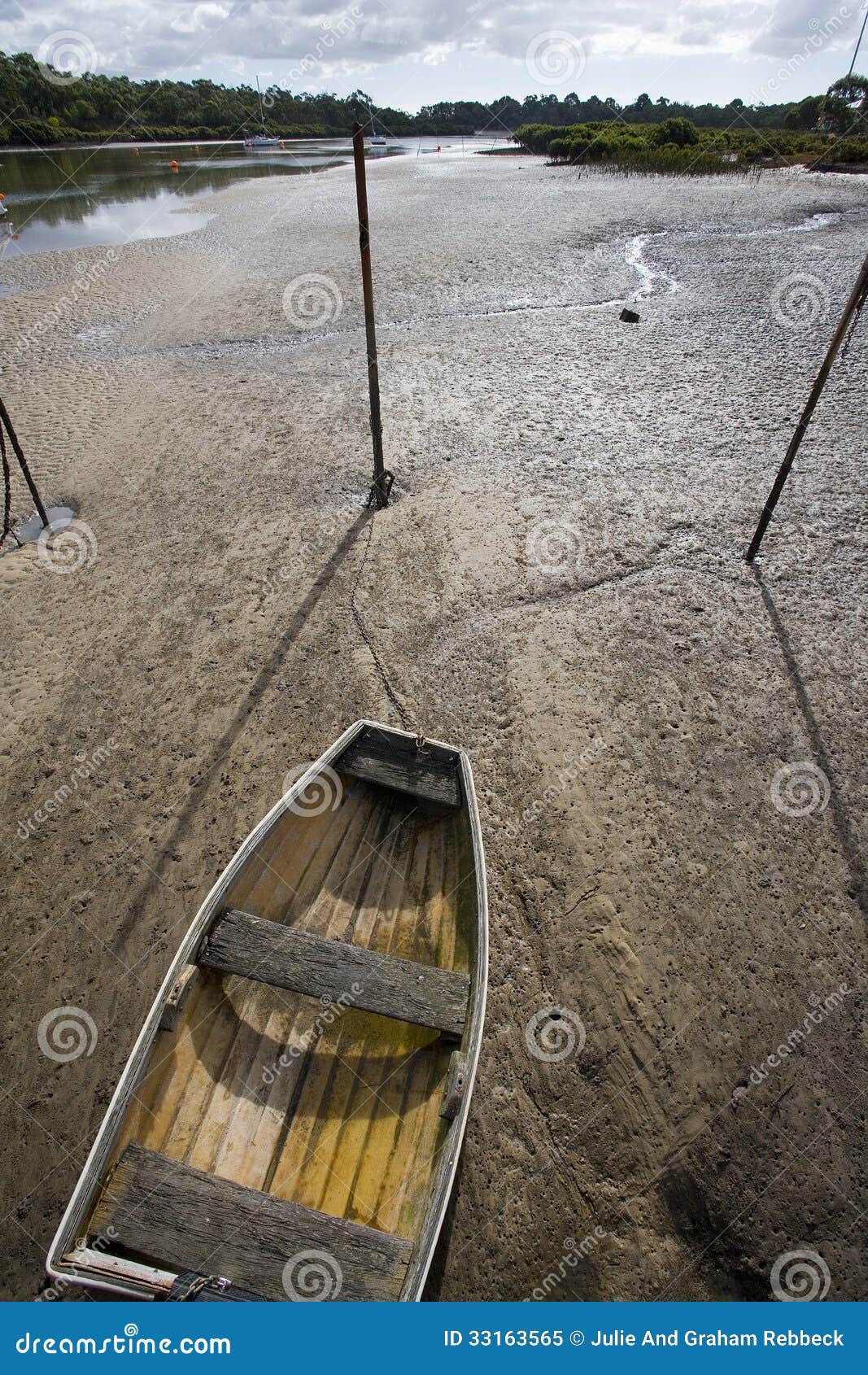 Dingy at low tide stock image. Image of idyllic, hull - 33163565