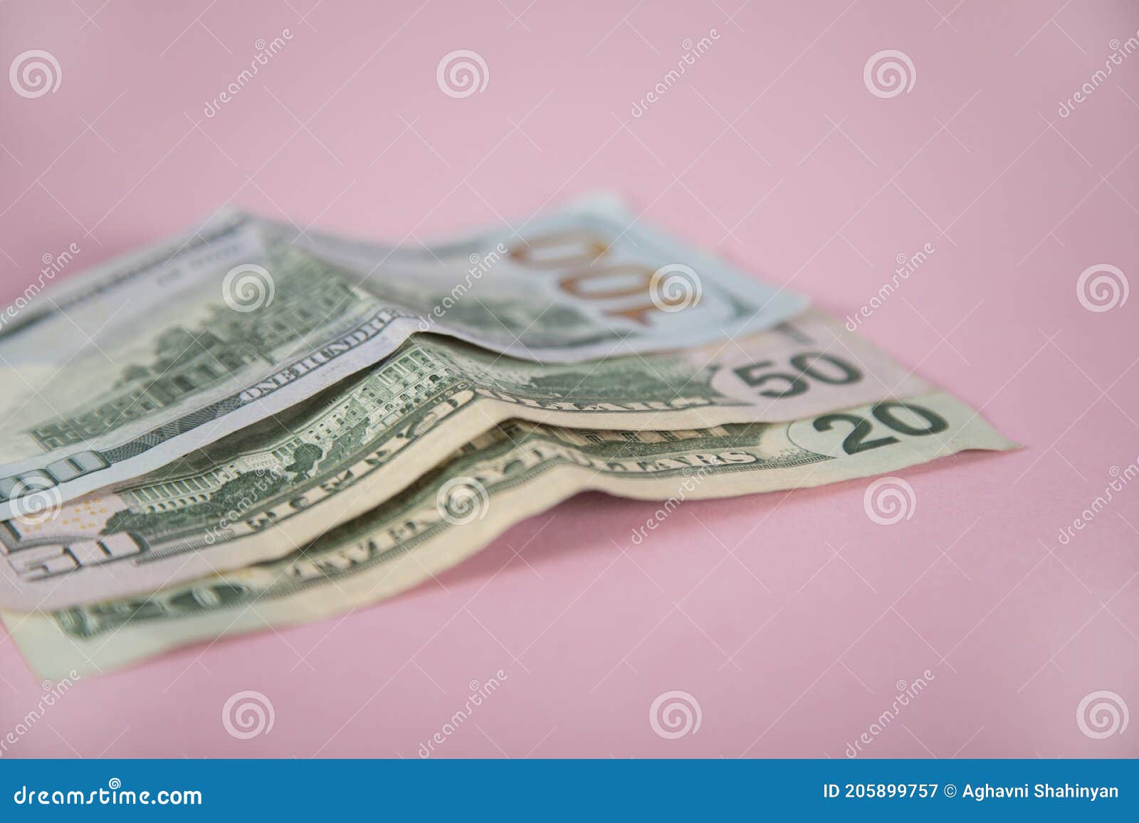 Dinheiro na mesa rosa imagem de stock. Imagem de luxo - 205899757