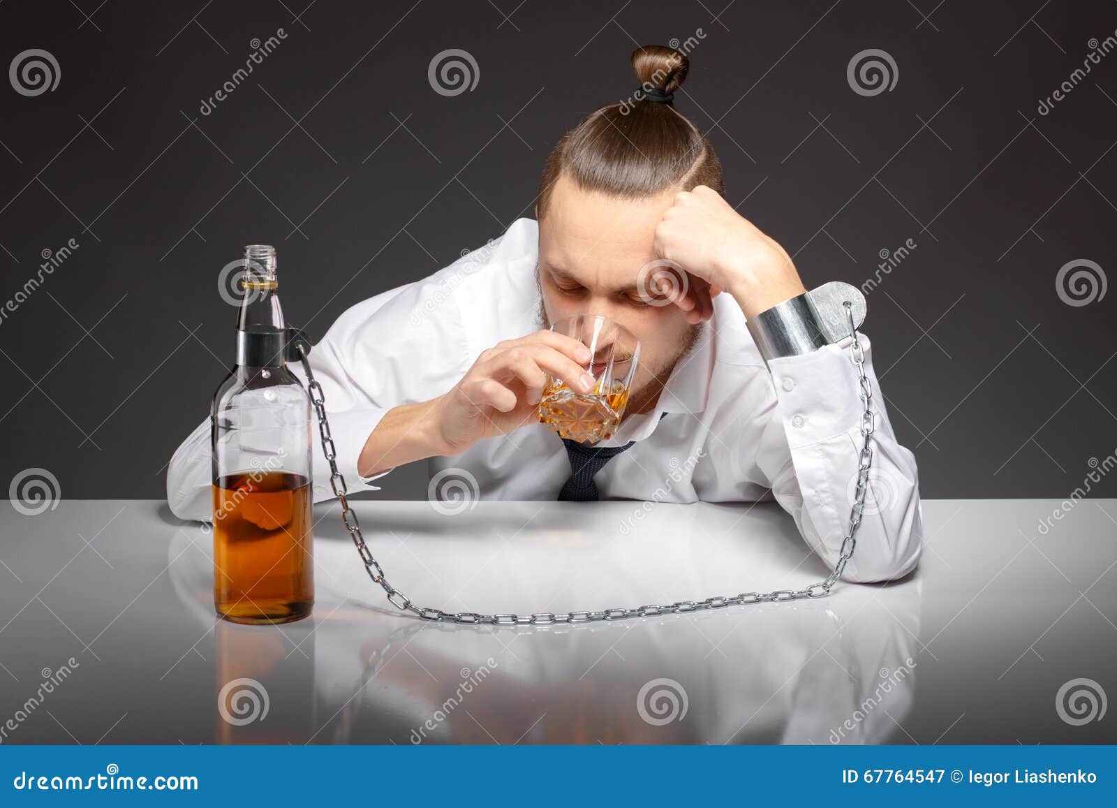 Dipendenza Dell'alcool in Uomini Immagine Stock - Immagine di ...