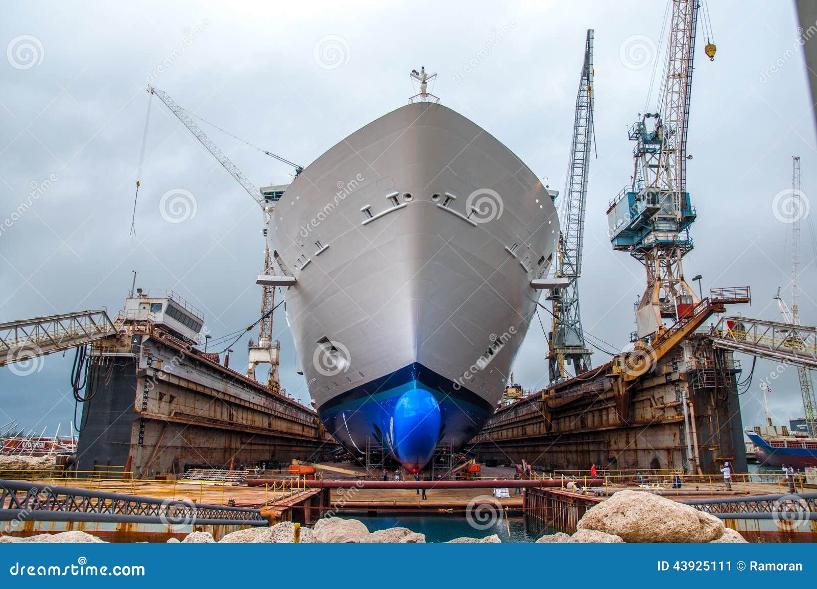Dique Seco Del Barco De Cruceros Imagen de archivo - Imagen de vela ...