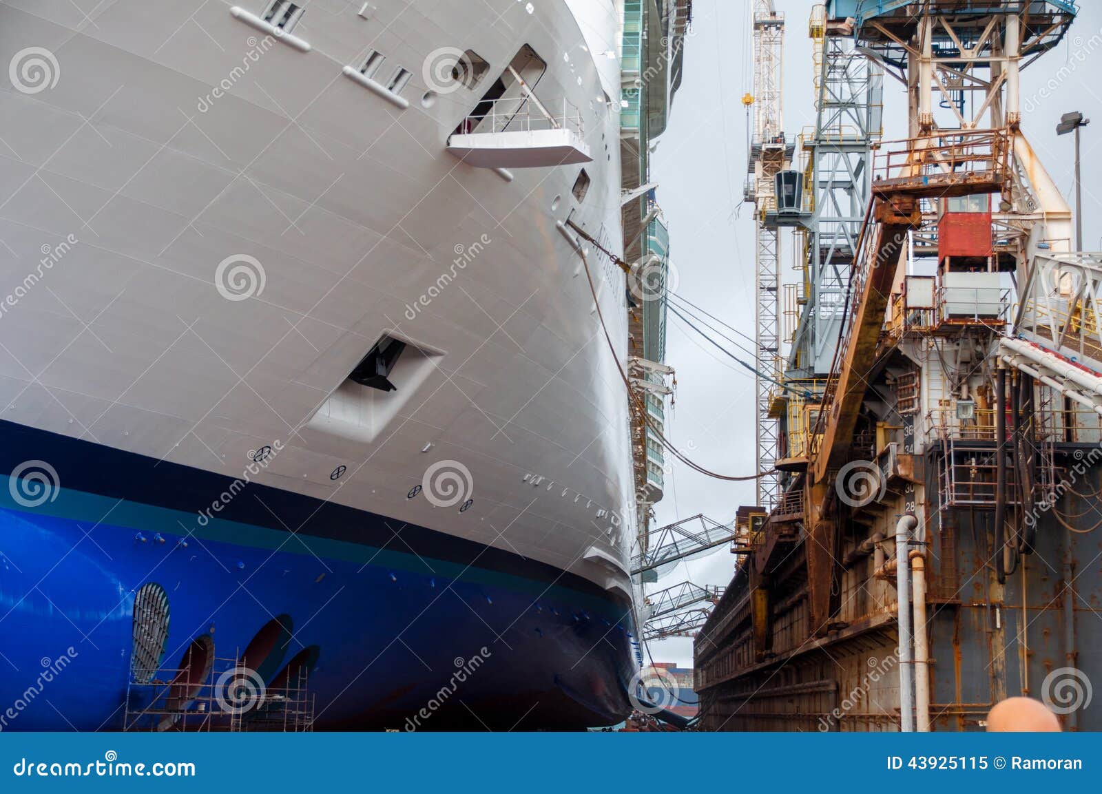 Dique Seco Del Barco De Cruceros Imagen de archivo - Imagen de vela ...