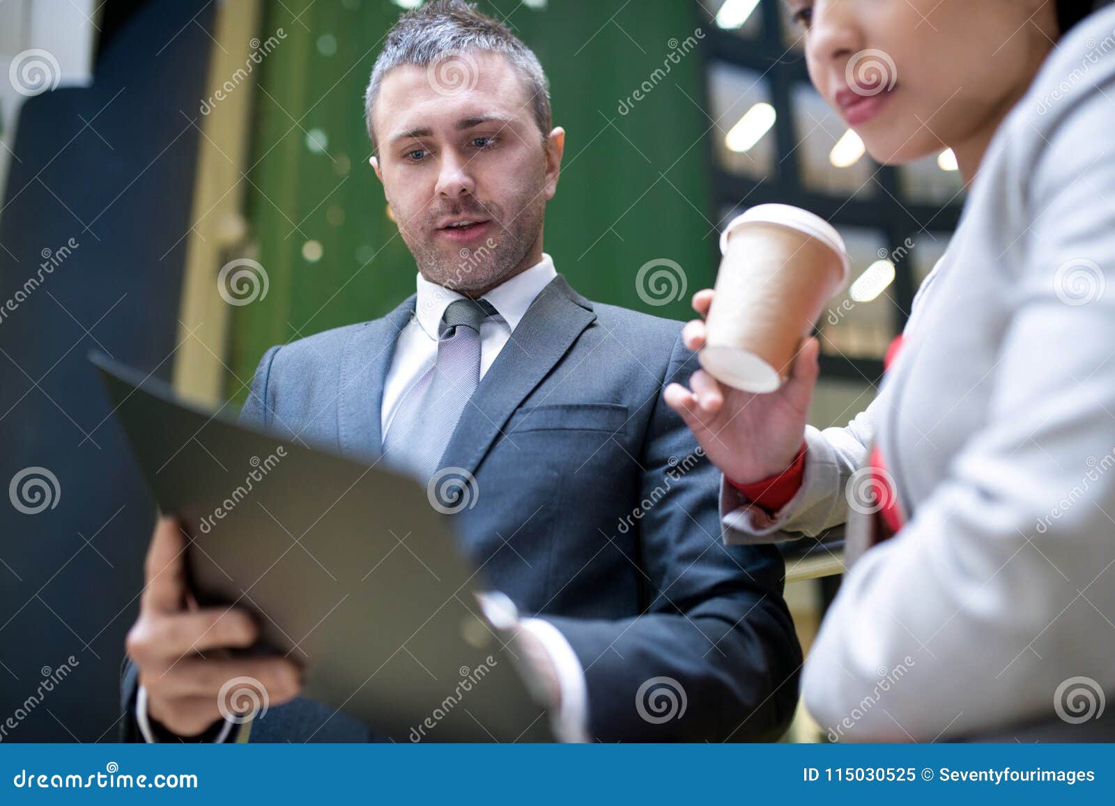 Directeur Entreprenant Montrant Son Plan D'action Image stock - Image ...