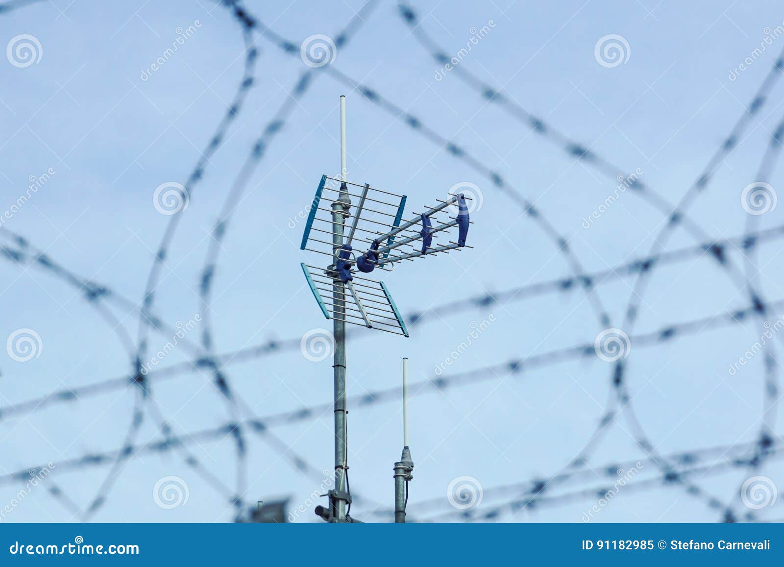 Directional Antenna for Reception of Digital Television Broadcasting ...