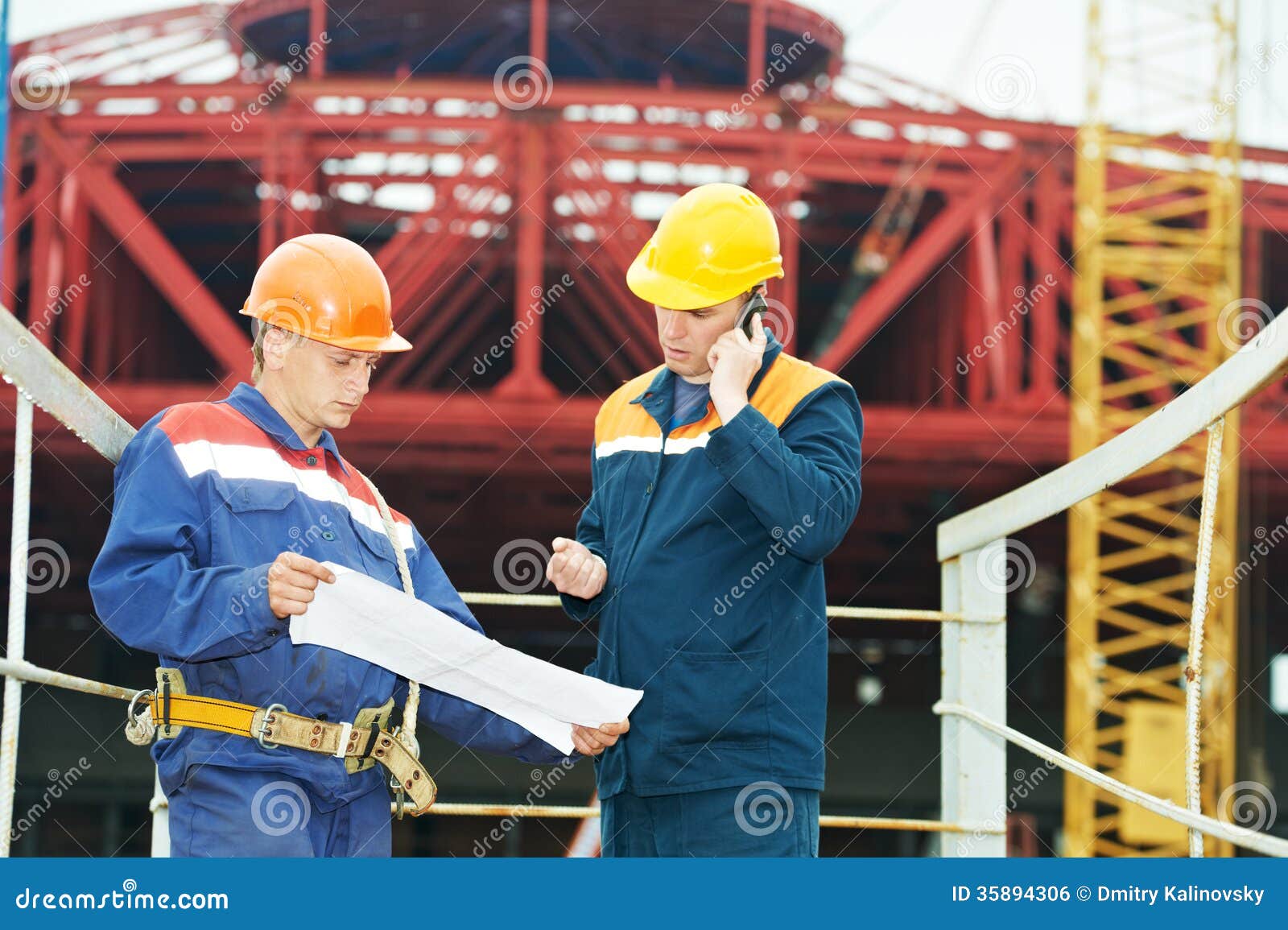 Dirige Constructores En El Emplazamiento De La Obra Foto de archivo ...