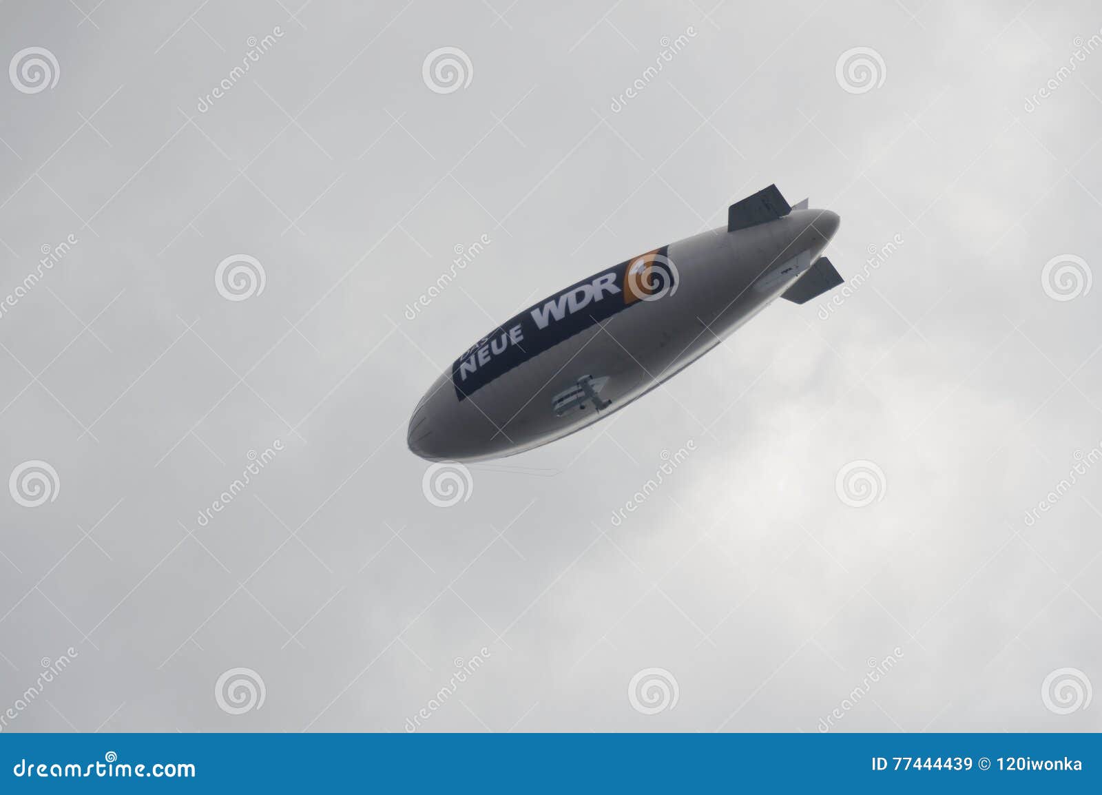 Dirigeable image stock éditorial. Image du technologie - 77444439