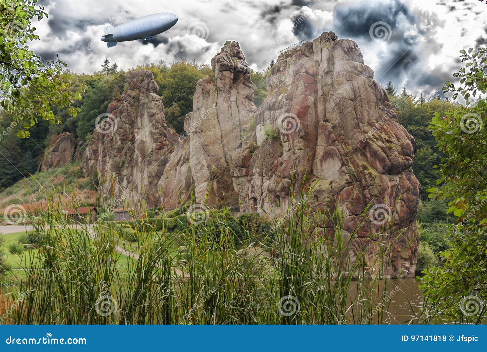 Dirigeable, Zeppelin Volant Au-dessus De L'Externsteine Photo stock ...