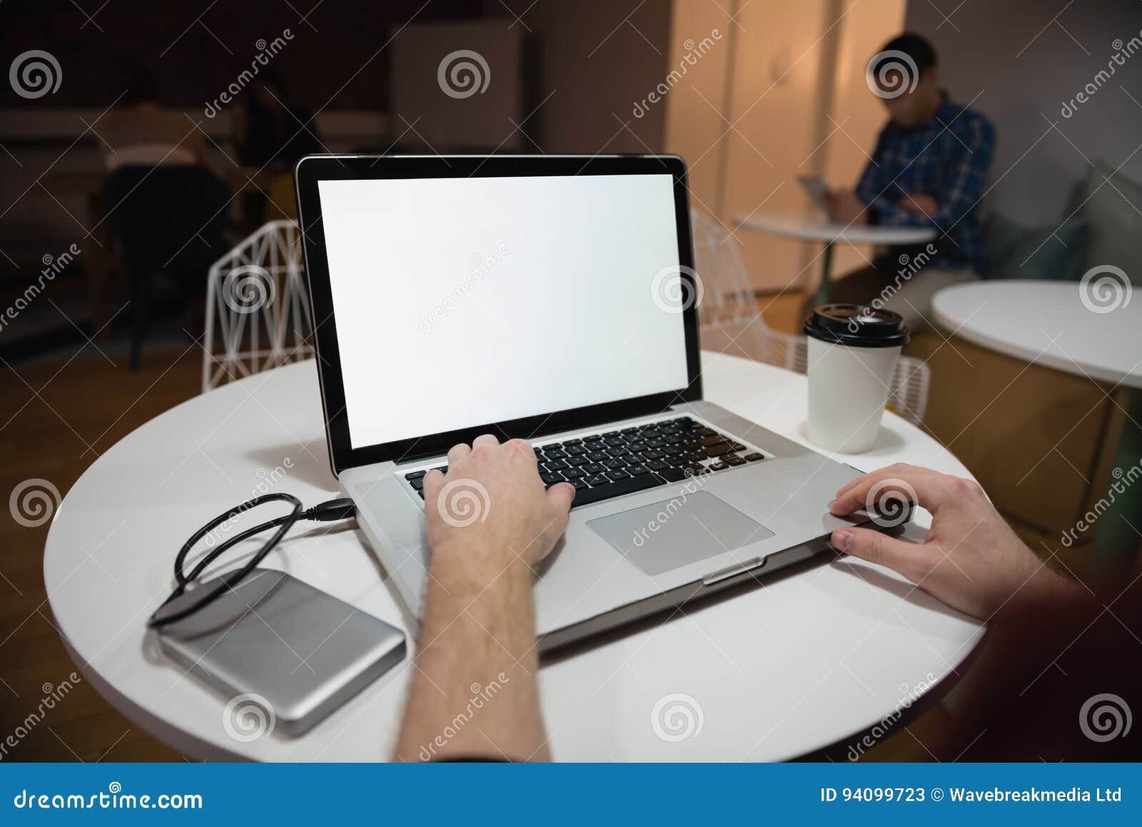 Dirigente Che Utilizza Computer Portatile Nell'ufficio Immagine Stock ...