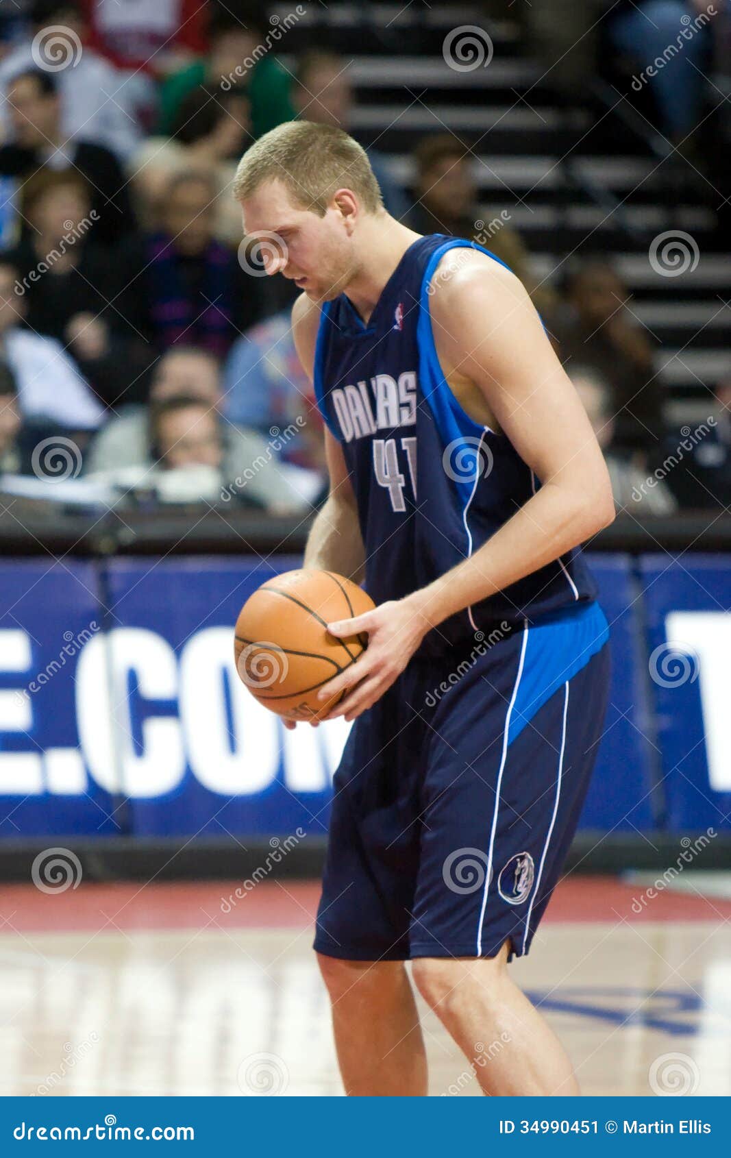 Dirk Nowitzki Prepares for Un Lancer Franc Photo éditorial - Image du ...