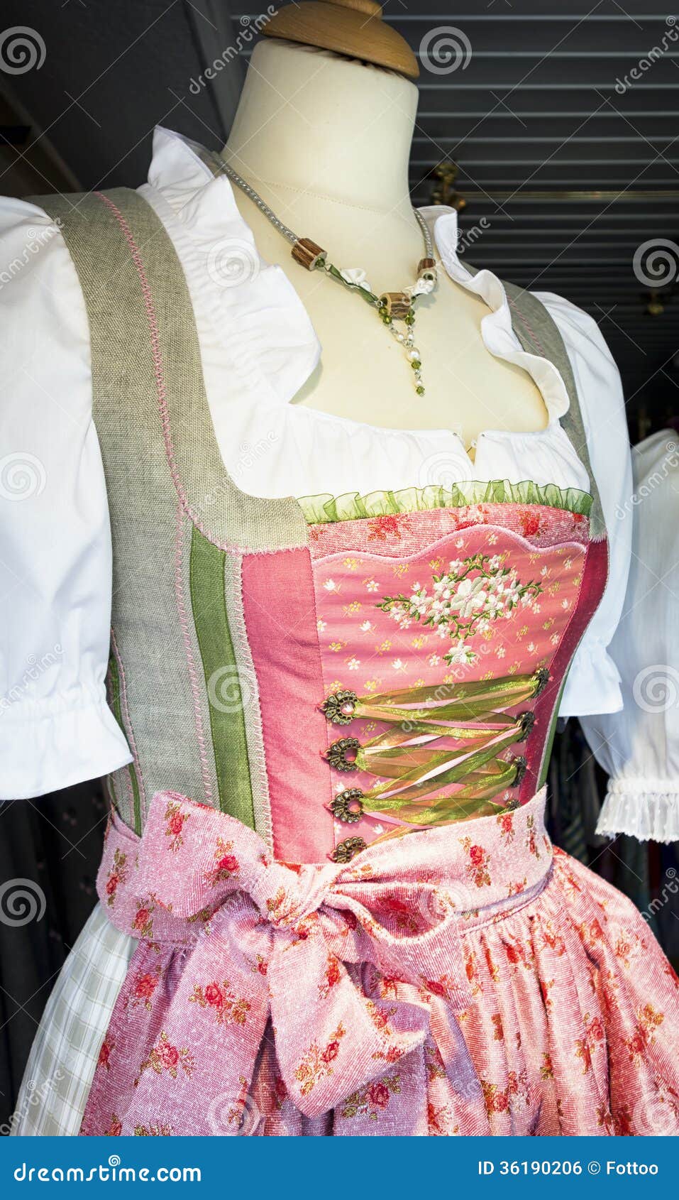 Dirndl photo stock. Image du robe, traditionnel, bavière - 36190206