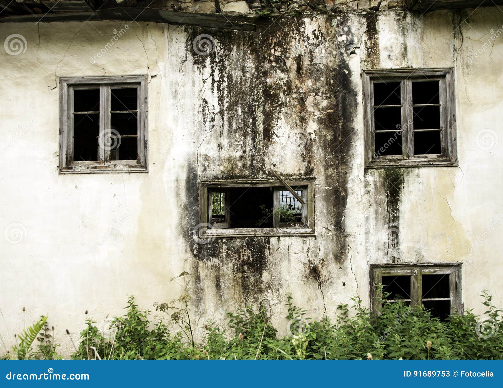 Dirty abandoned house stock image. Image of city, grunge - 91689753