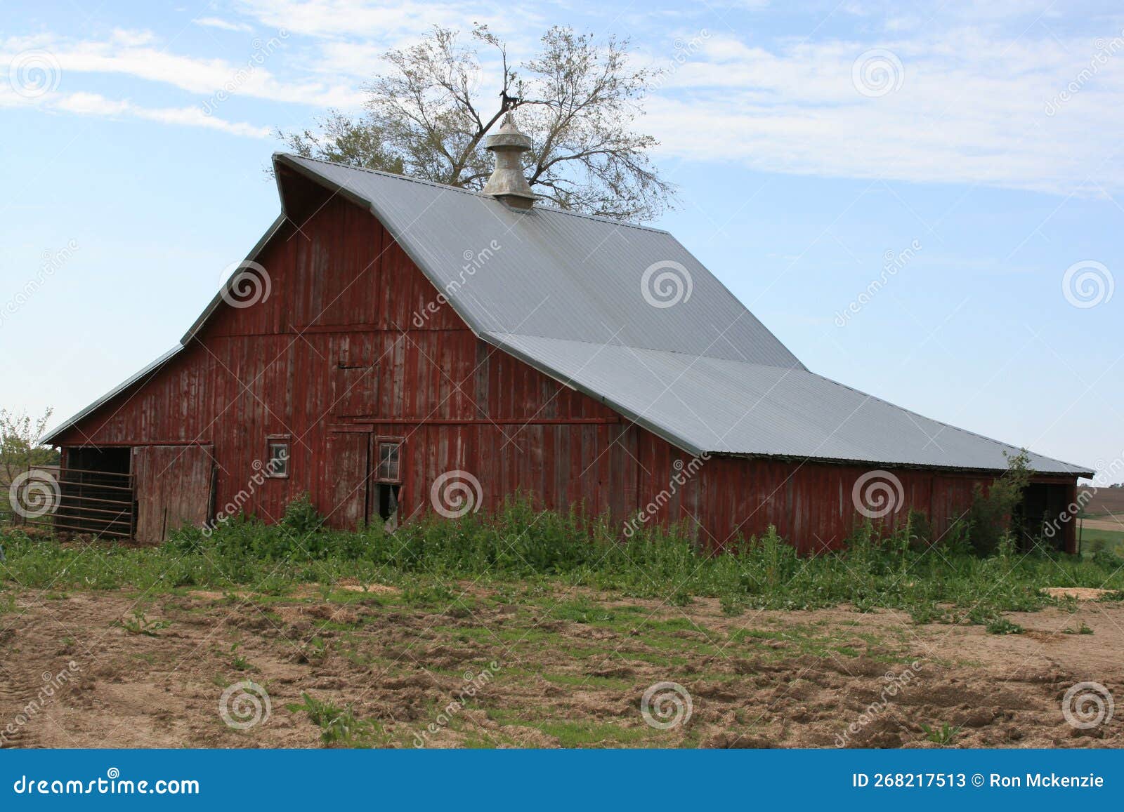 Rural Barns Disappearing from Our Landscape Stock Image - Image of beam ...