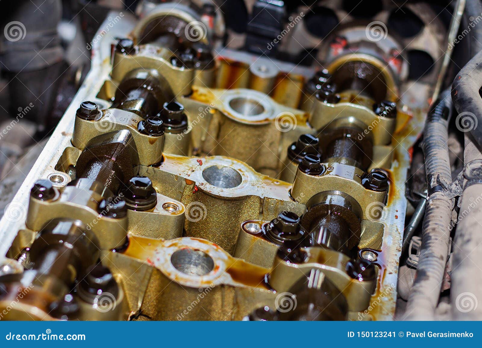 Disassembled The Internal Combustion Engine, The Hand Of The Repairman ...