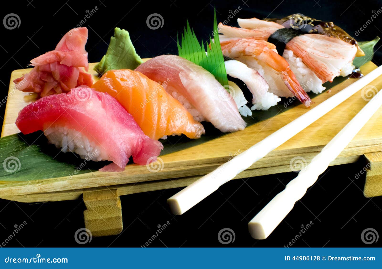 Disco Del Sushi Y Del Rollo De Sushimi Foto de archivo - Imagen de sushi, palillos: 44906128