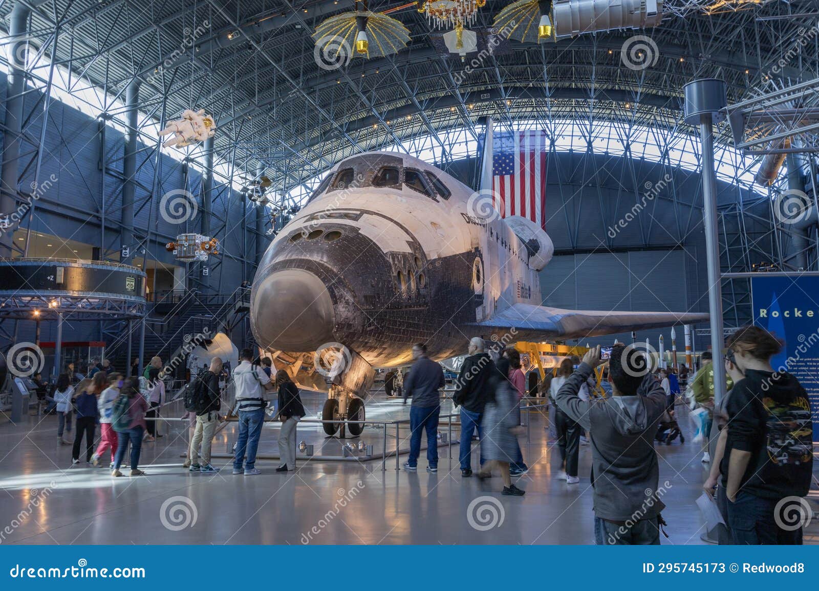 NASA Space Shuttle Discovery at the Smithsonian Udvar-Hazy Air and ...