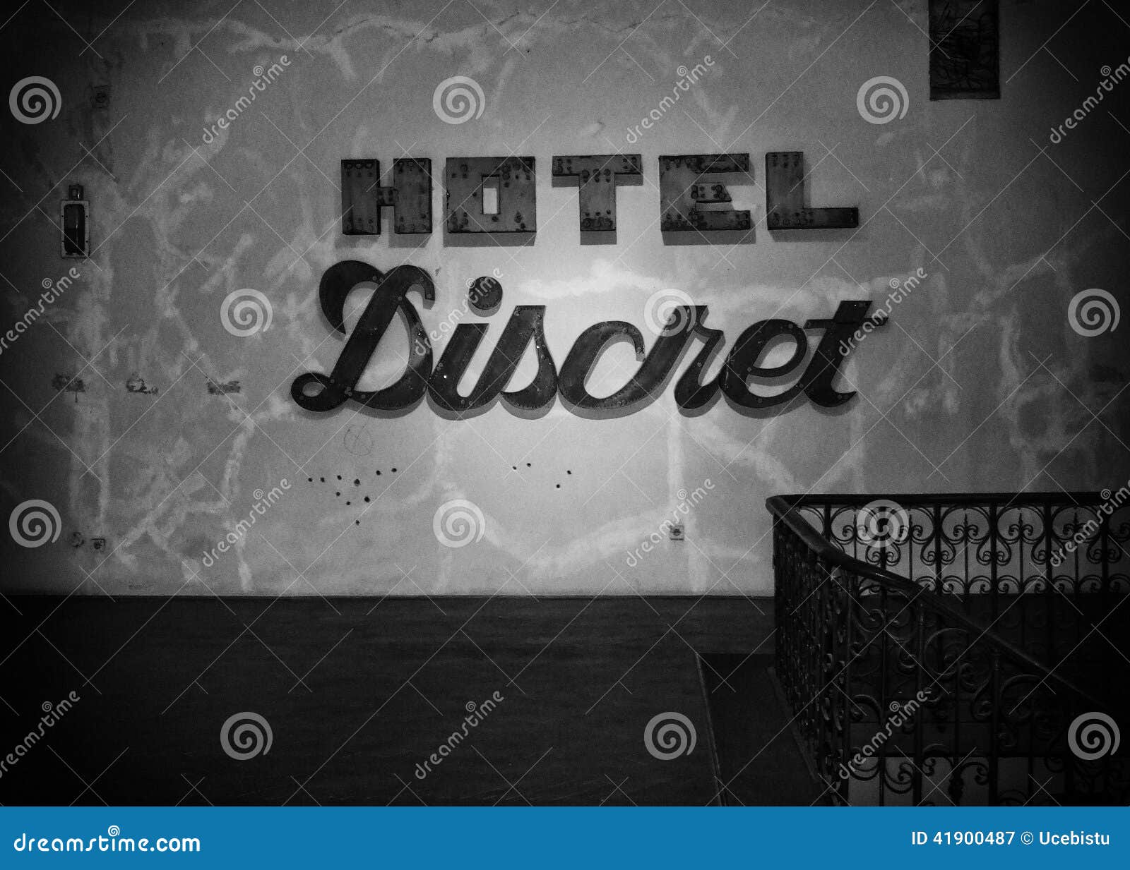 Discreet hotel editorial photography. Image of sign, white - 41900487