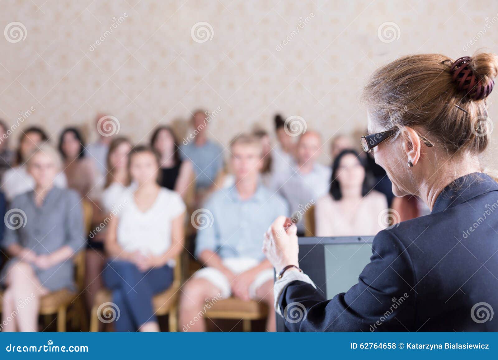 Discurso en la universidad foto de archivo. Imagen de profesor - 62764658