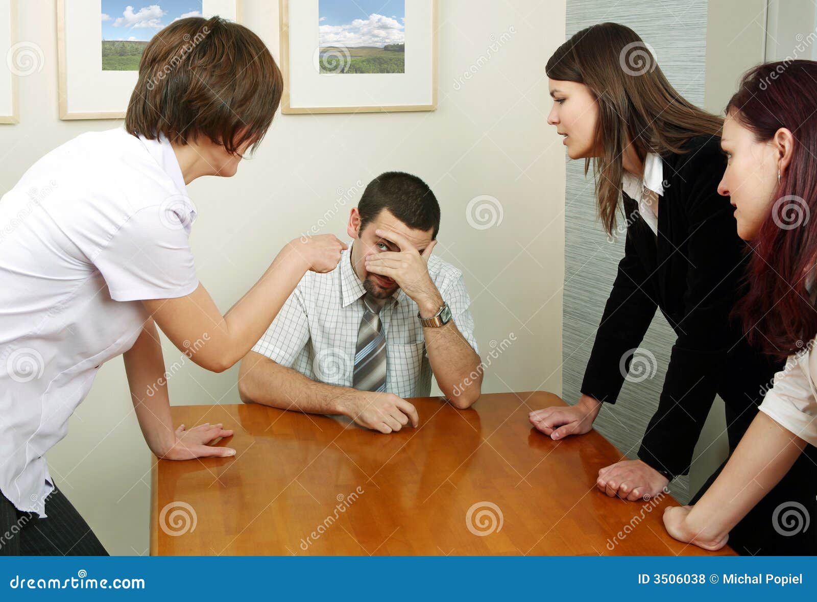 Discusión en la oficina foto de archivo. Imagen de oficina - 3506038