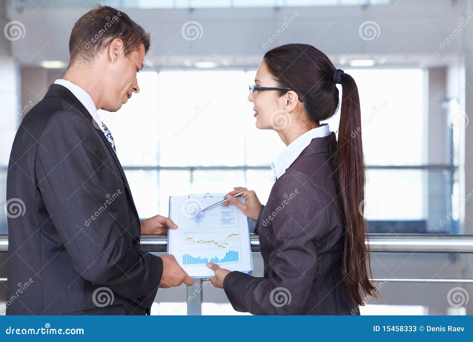 Discussion image stock. Image du réussite, personne, indoors - 15458333