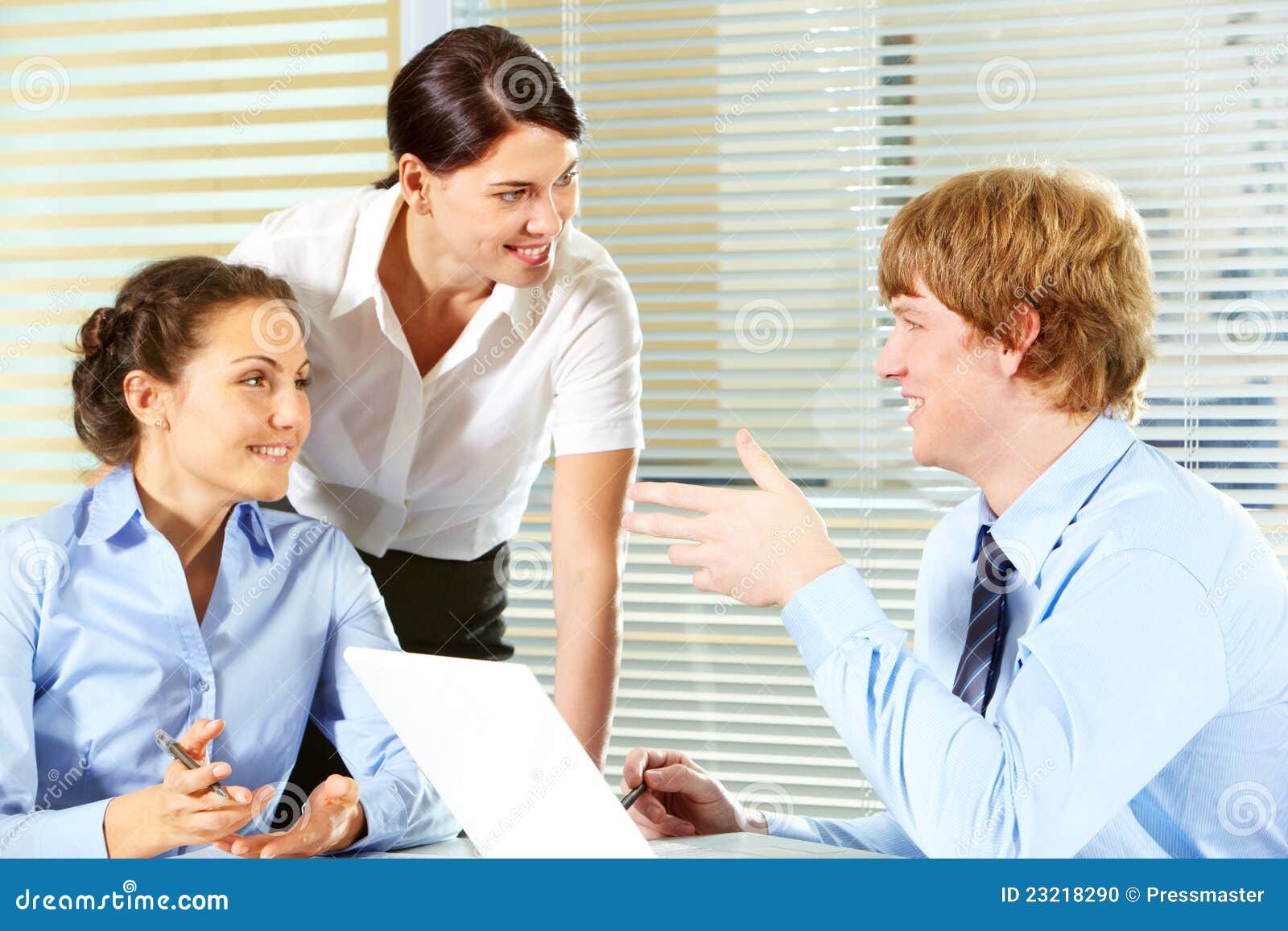 Discussion photo stock. Image du portable, femelle, communiquer - 23218290