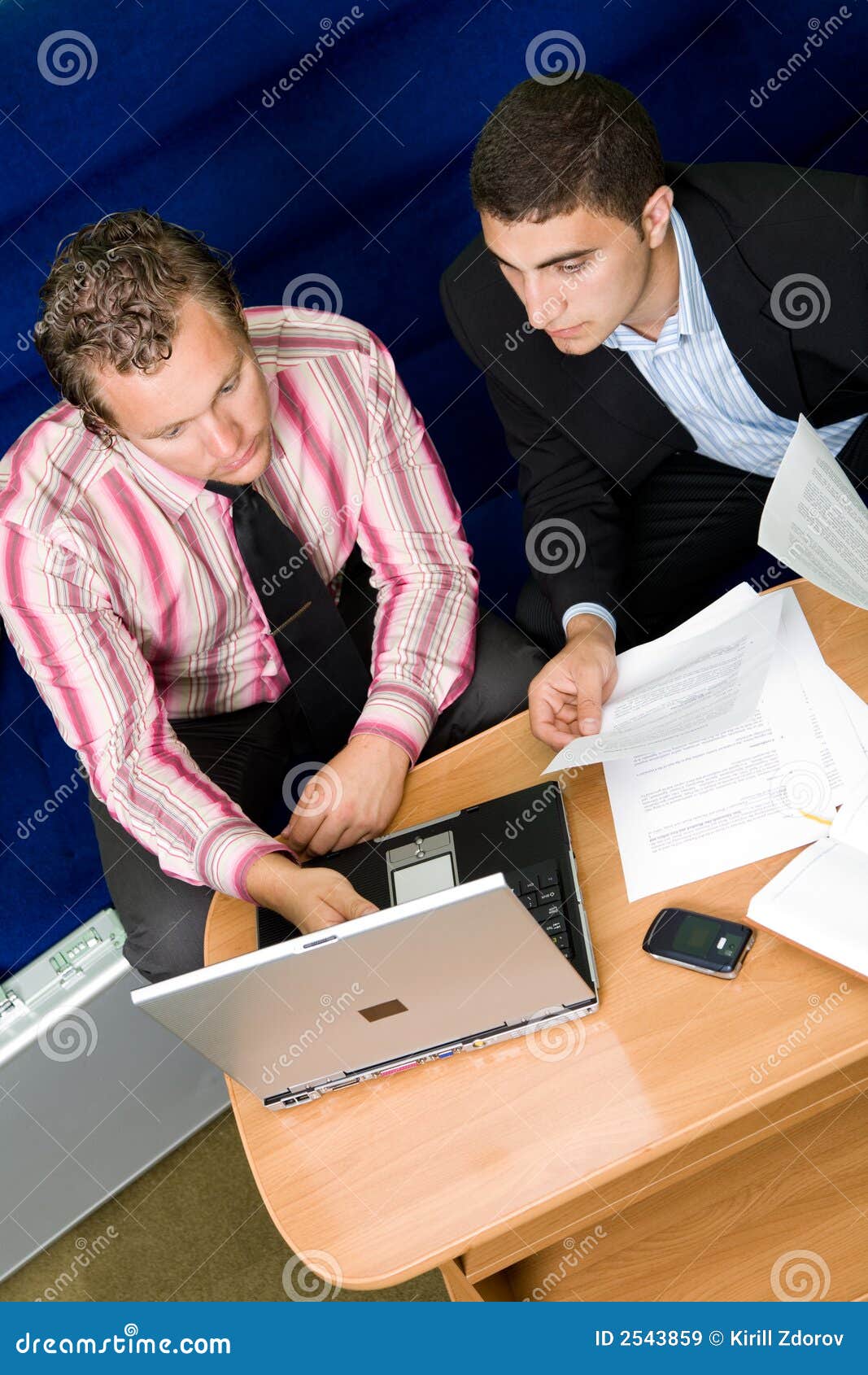 Discussion image stock. Image du parler, teamwork, pièce - 2543859