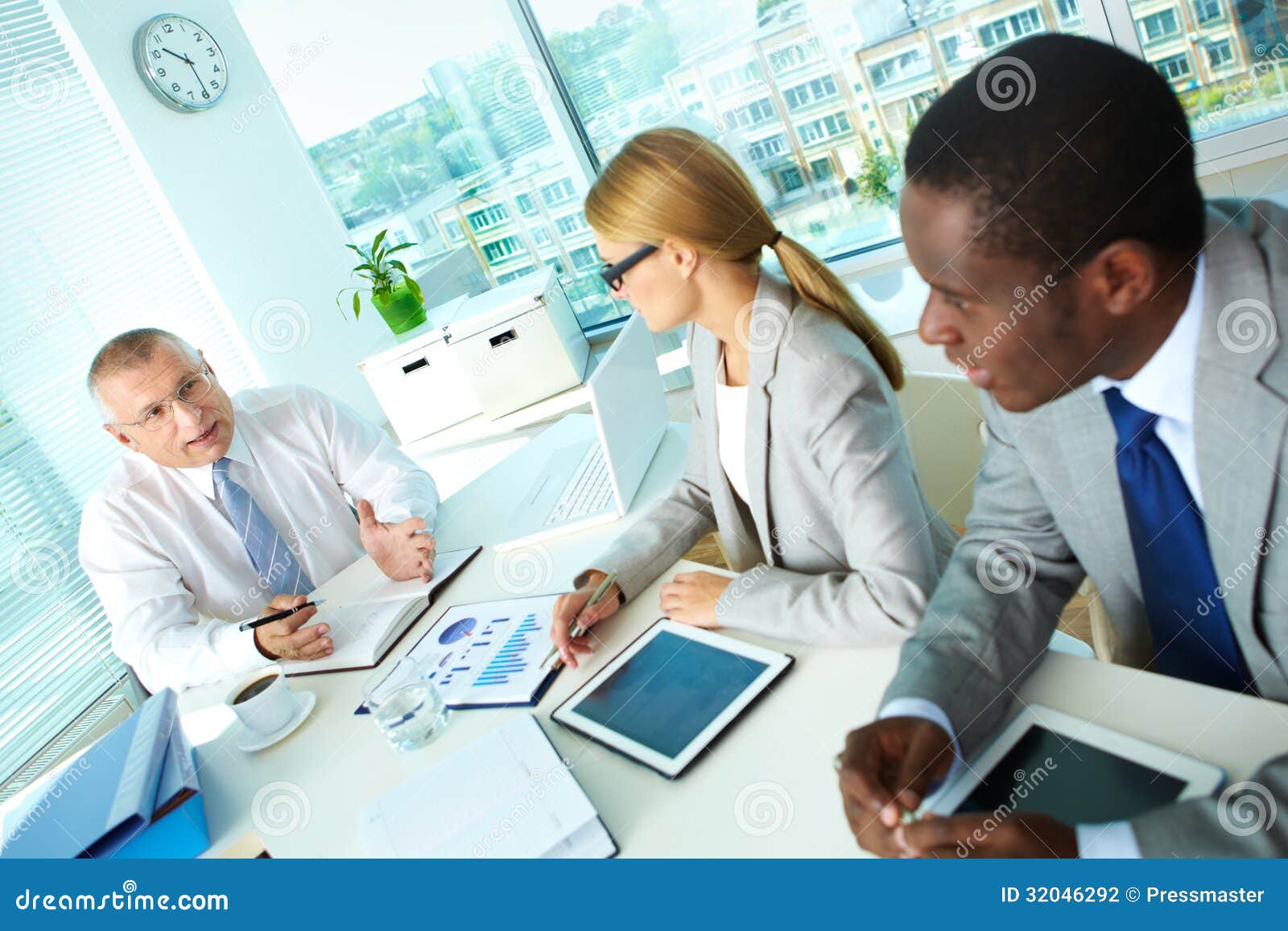 Discussion photo stock. Image du caucasien, briefing - 32046292