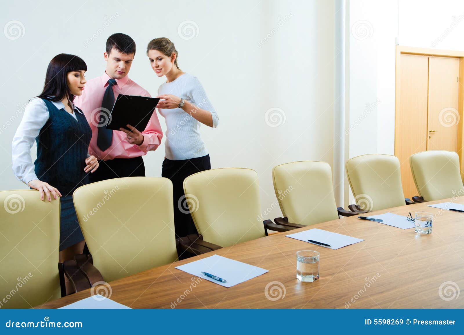 Discussion stock image. Image of businesswoman, hand, partnership - 5598269