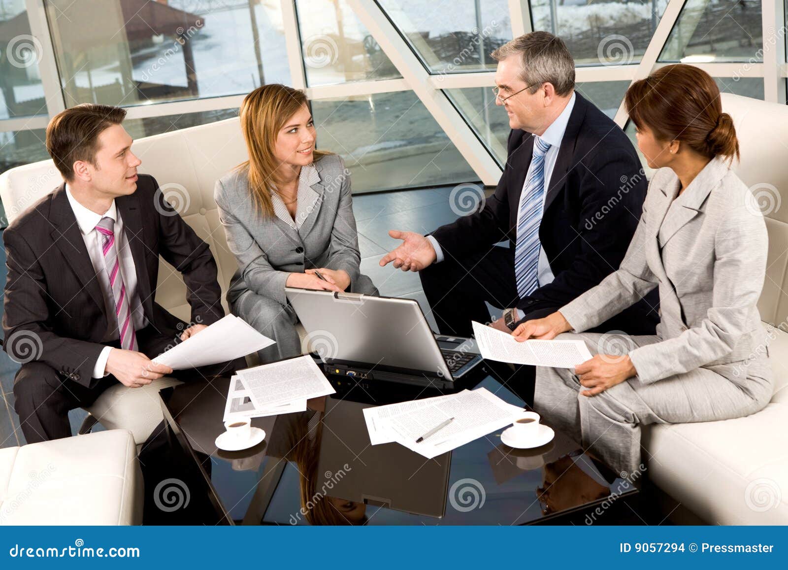 Discussion photo stock. Image du entreprise, masculin - 9057294