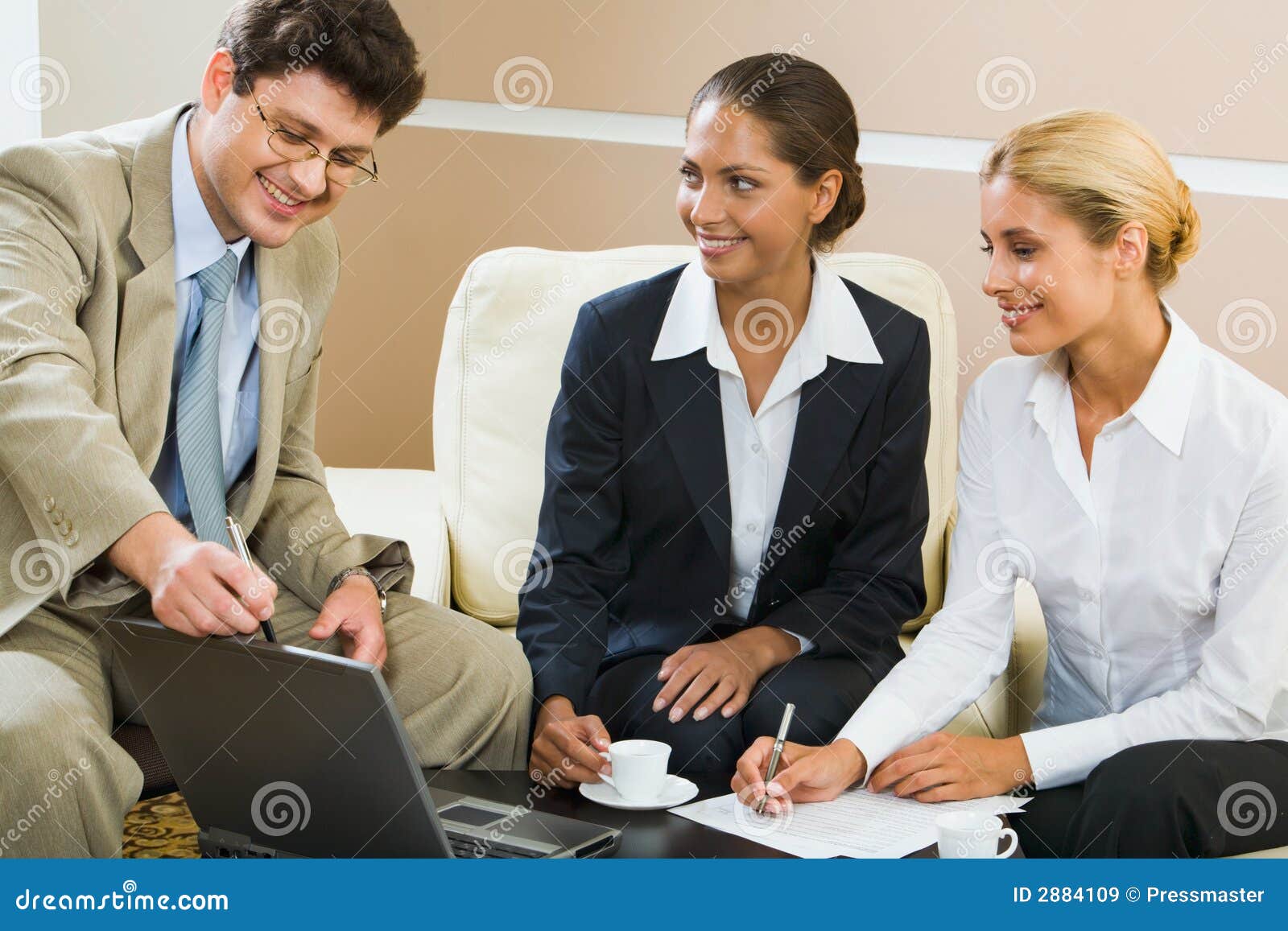 Discussion of the analysis stock image. Image of colleagues - 2884109
