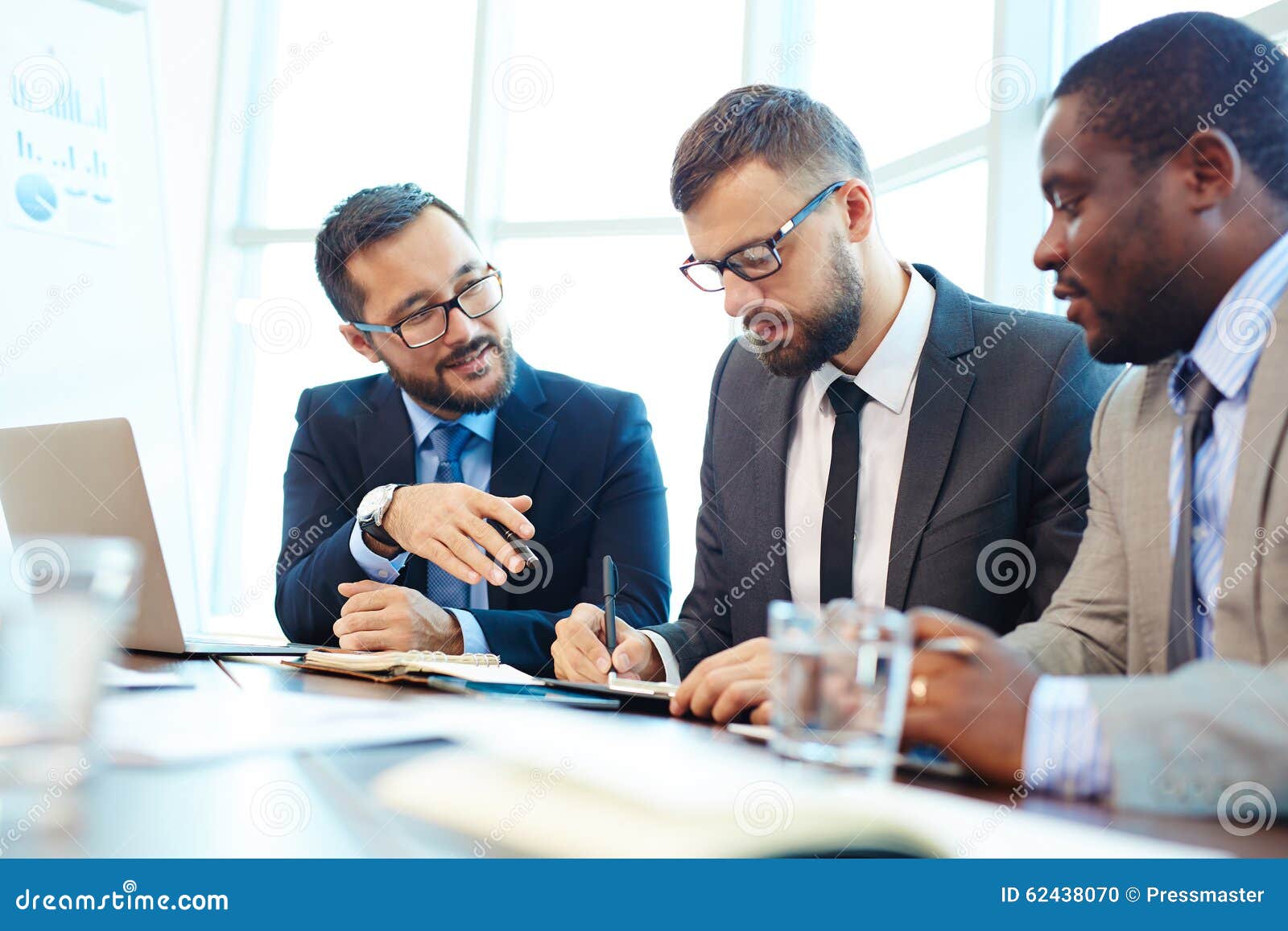 Discussione fotografia stock. Immagine di asiatico, discussione - 62438070