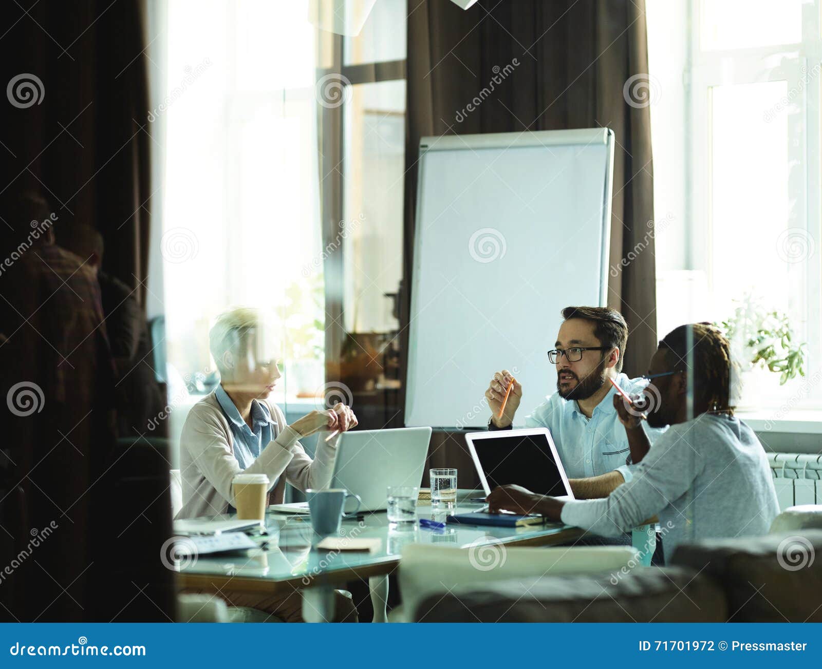 Discussione fotografia stock. Immagine di riunione, corporativo - 71701972