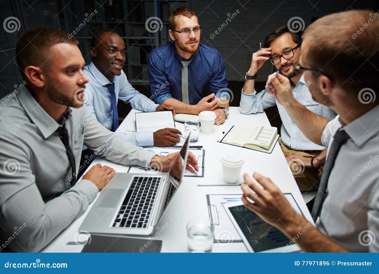 Discussione calda fotografia stock. Immagine di riunione - 77971896