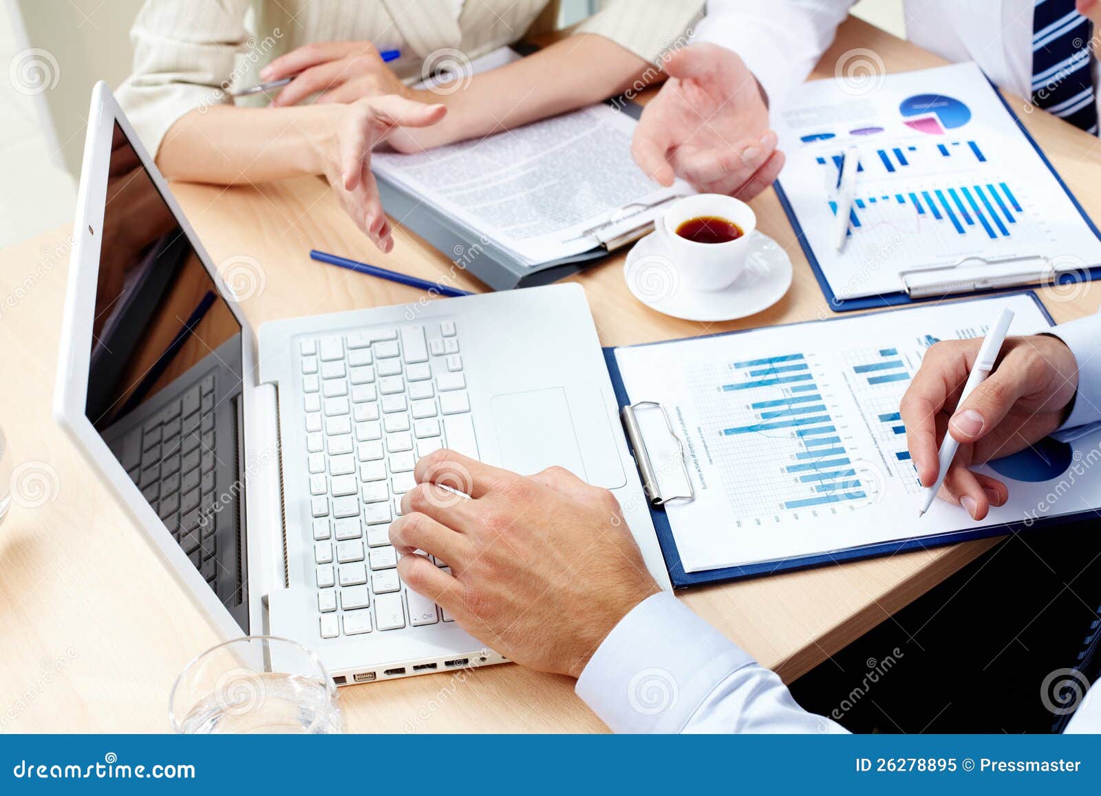 Discussione dei risultati immagine stock. Immagine di calcolatore ...