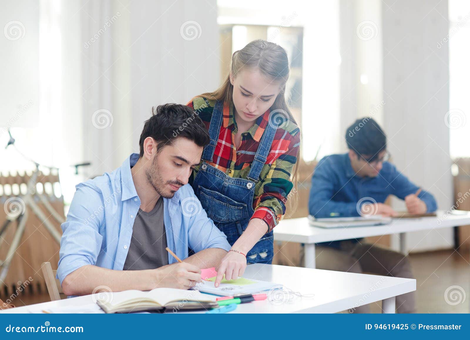 Discussione del compito immagine stock. Immagine di gruppo - 94619425