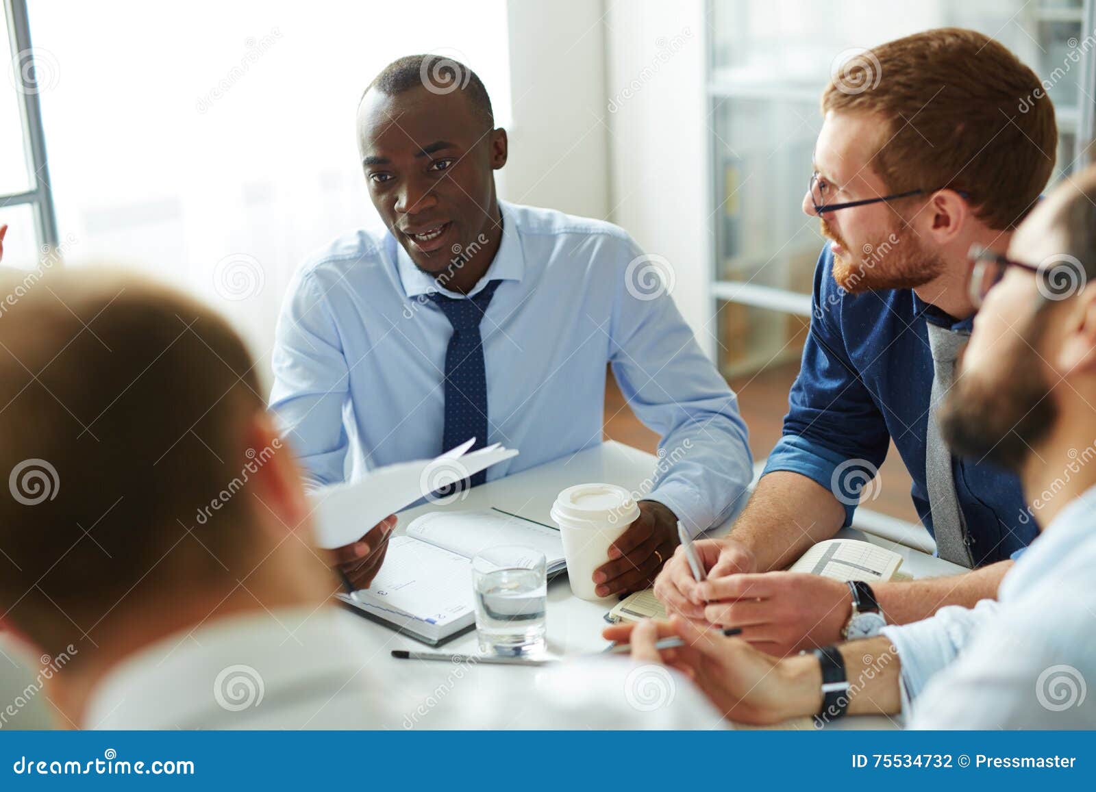 Discussione del documento fotografia stock. Immagine di corporativo ...